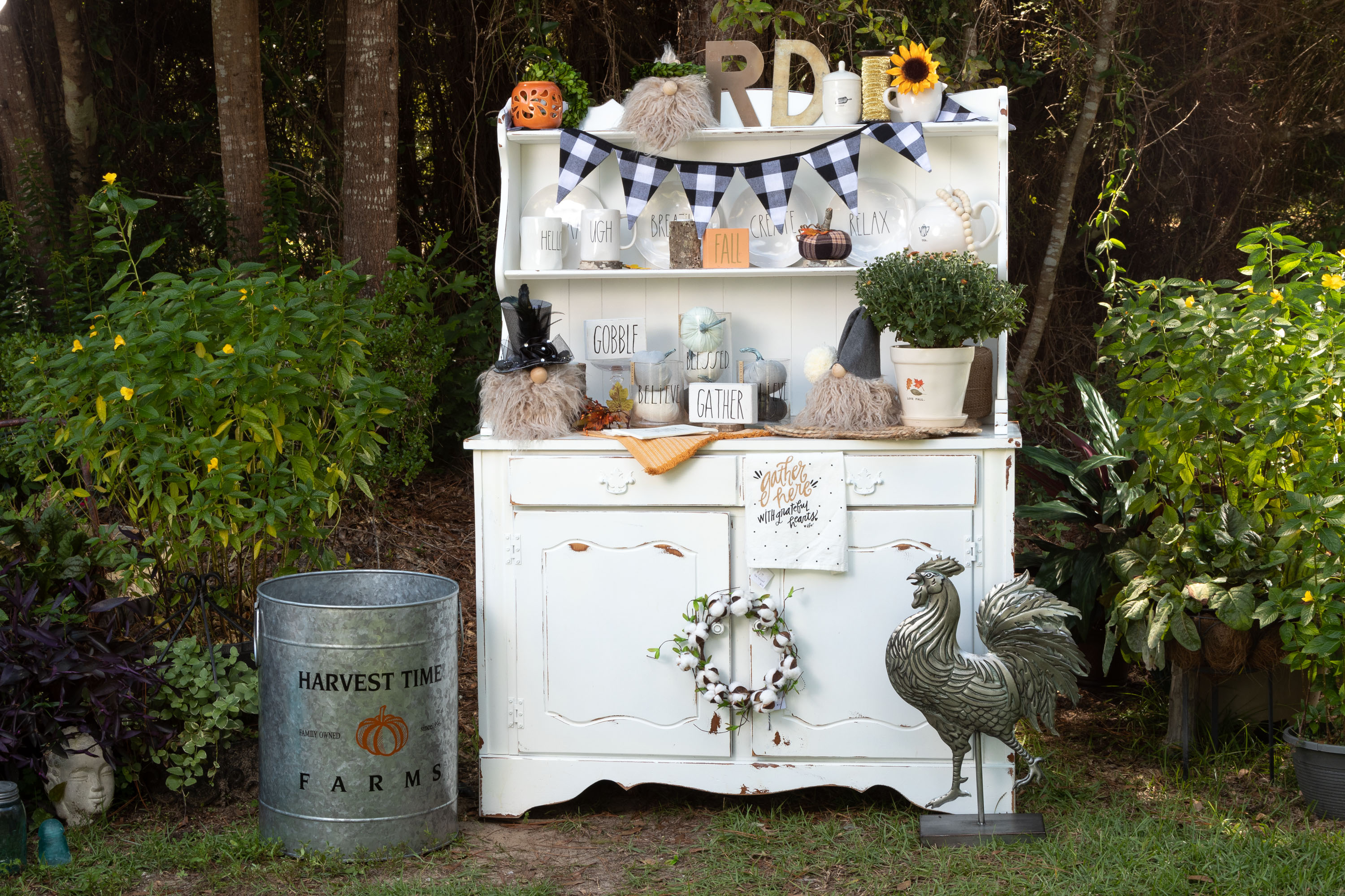 Thanksgiving Hutch Styling - Kippi at Home