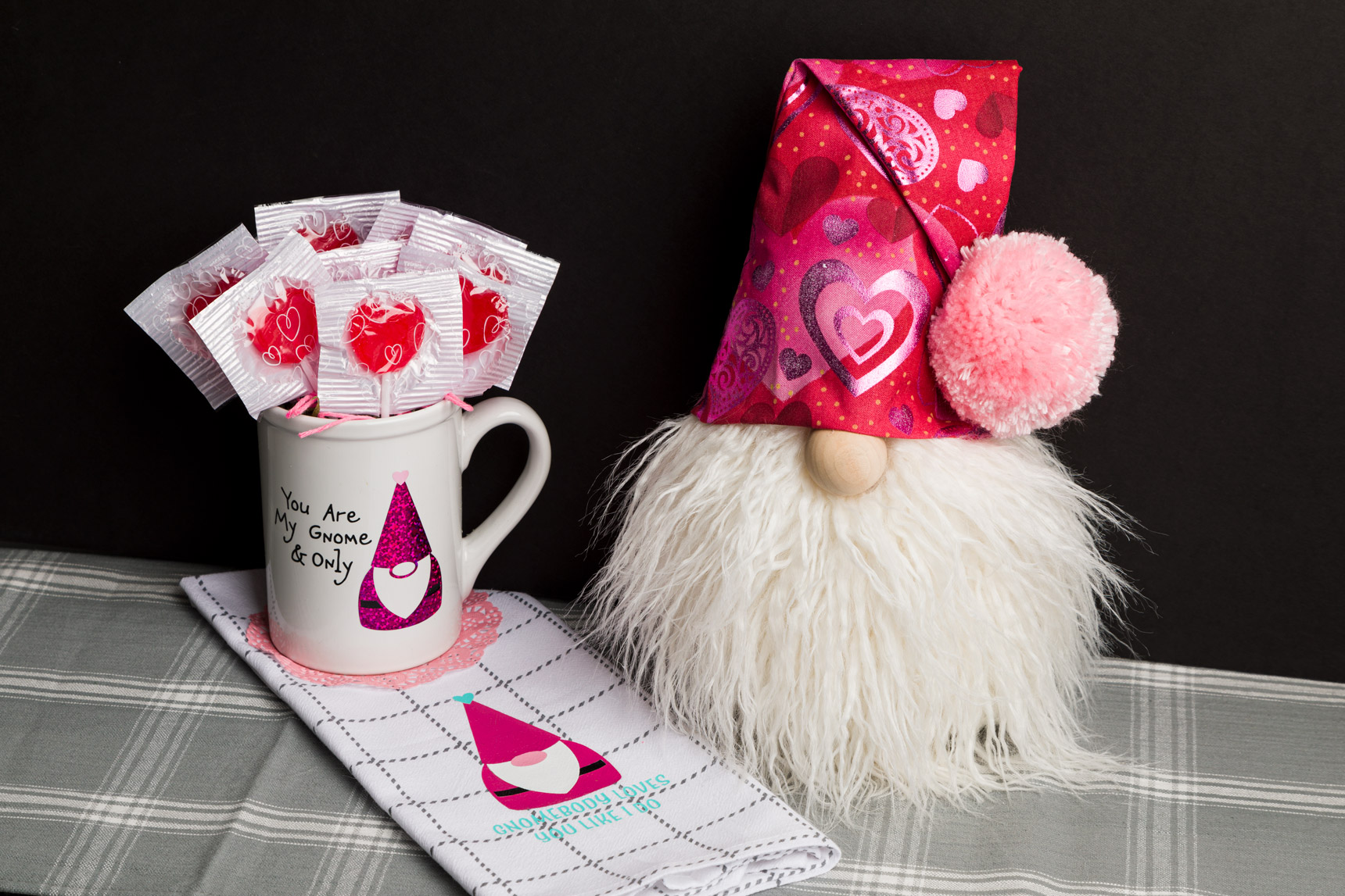 Valentine's Day Crafts, Valentine's Wreaths, DIY Valentine's Gnomes