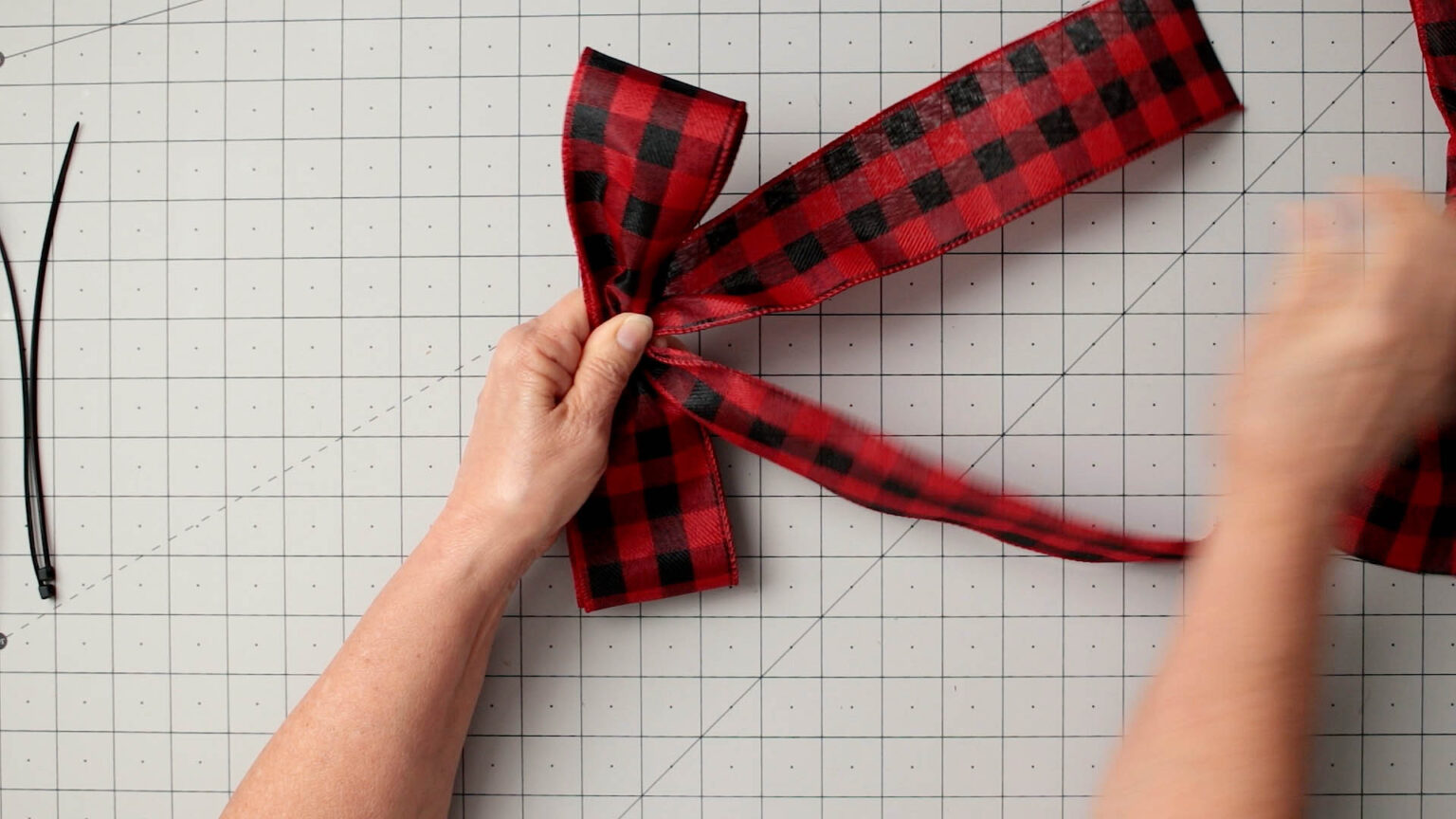 How to Make a Bow for a Wreath - Kippi at Home