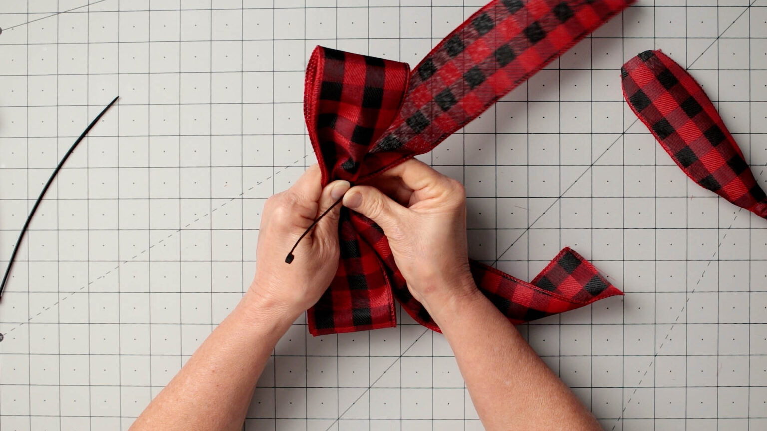 How to Make a Bow for a Wreath - Kippi at Home