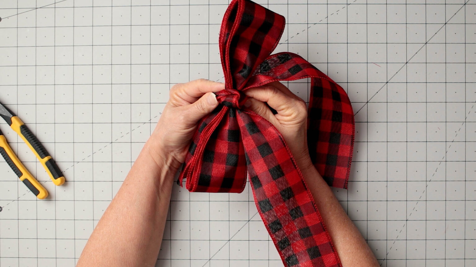 How to Make a Bow for a Wreath - Kippi at Home